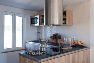 Casa, 1 quarto | Cozinha privada | Um frigorífico/congelador grande, um micro-ondas, uma placa de cozinha 