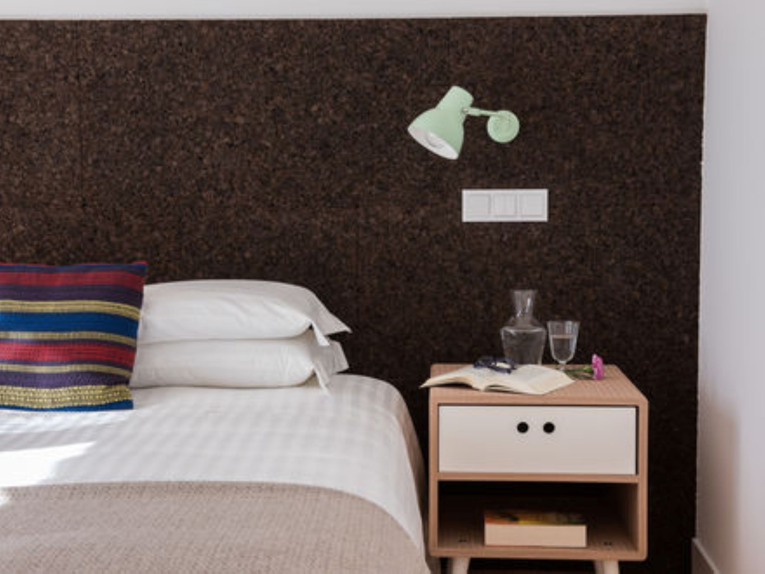 Cofre no quarto, secretária, cortinas/cortinados opacos 