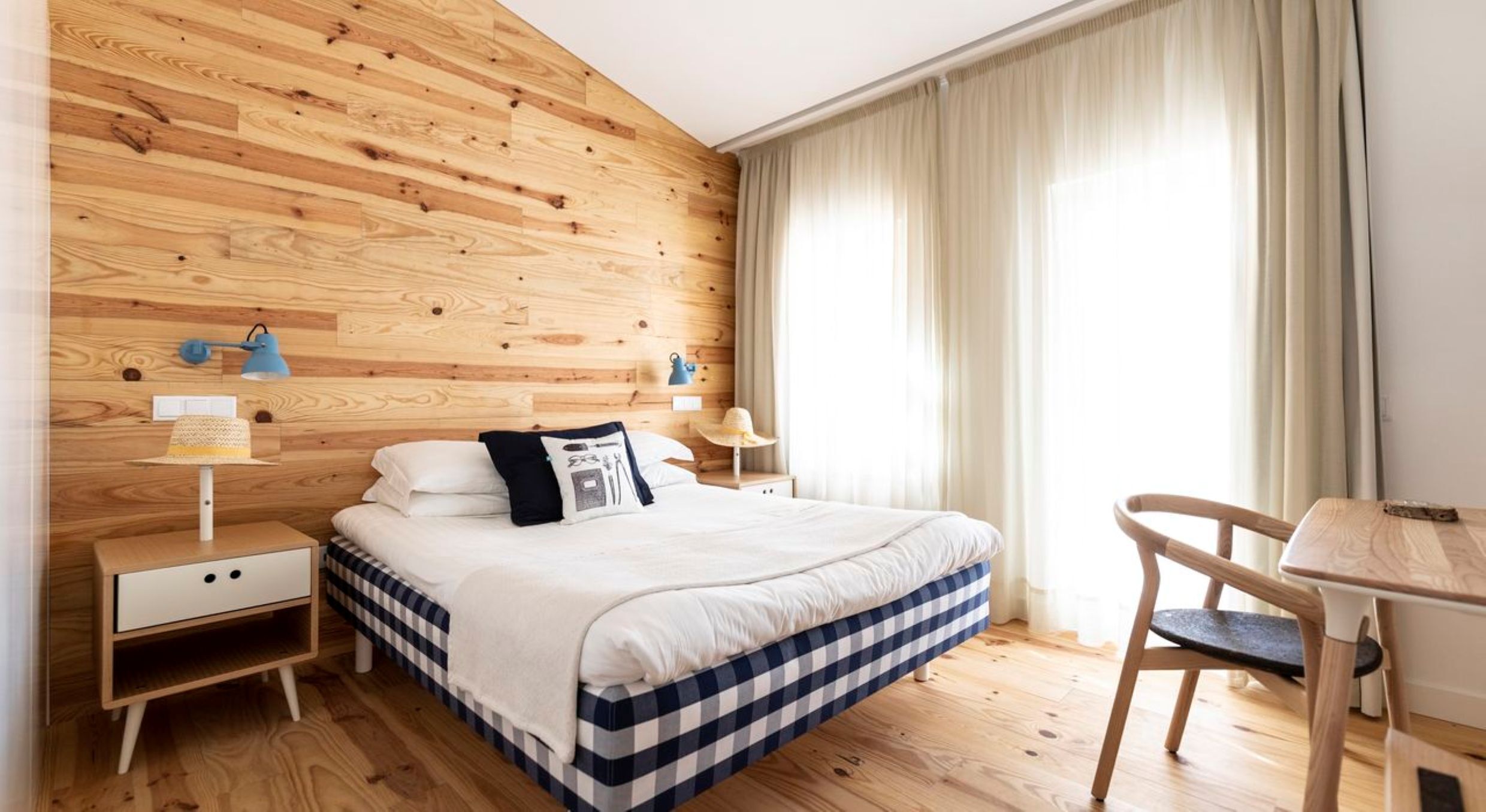 Cofre no quarto, secretária, cortinas/cortinados opacos 