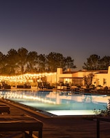 Piscina externa, piscina aquecida, espreguiçadeiras