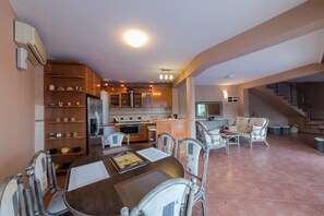 Villa, 3 quartos, acesso à piscina, vista para a piscina | Roupa de alta qualidade, secretária, quartos insonorizados 