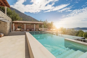 Piscina exterior, uma piscina transbordante, guarda-sóis 