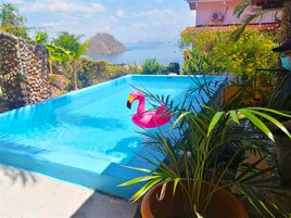 Piscina exterior, da(s) 9:30 à(s) 19:30, espreguiçadeiras