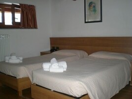 Frigobar, escrivaninha, berços (sobretaxa), Wi-Fi de cortesia