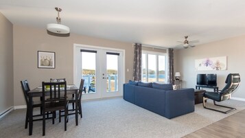 Suite Superior, 2 quartos, vista para o oceano | Sala de estar | Televisor de ecrã plano de 42 polegadas com canais digitais, televisor 