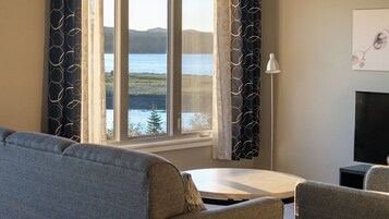 Suite Executiva, 2 quartos, vista para o oceano | Sala de estar | Televisor de ecrã plano de 42 polegadas com canais digitais, televisor 