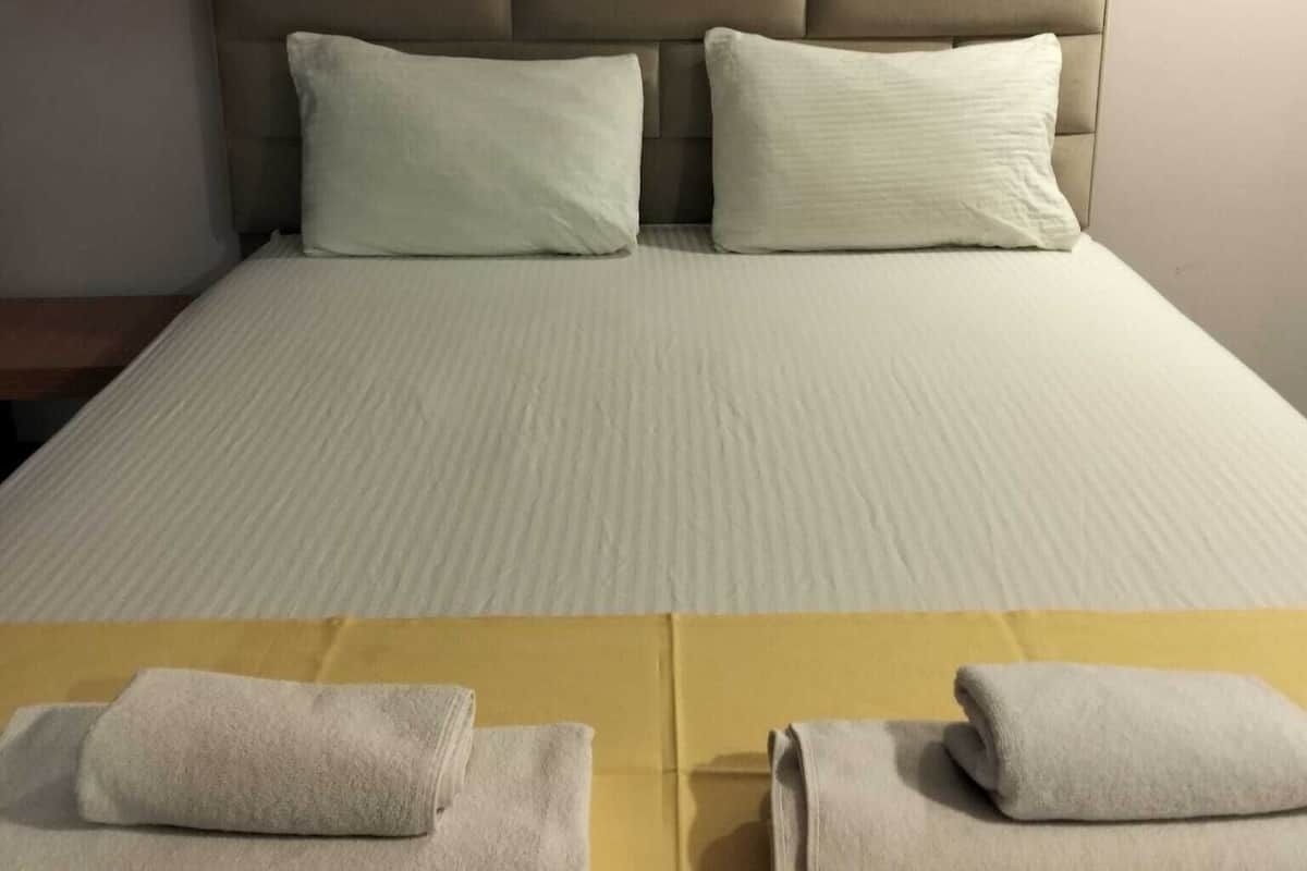 Quarto casal | Roupas de cama premium, frigobar, escrivaninha
