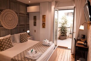 Edredões de penas, camas de colchão pillowtop, secretária 