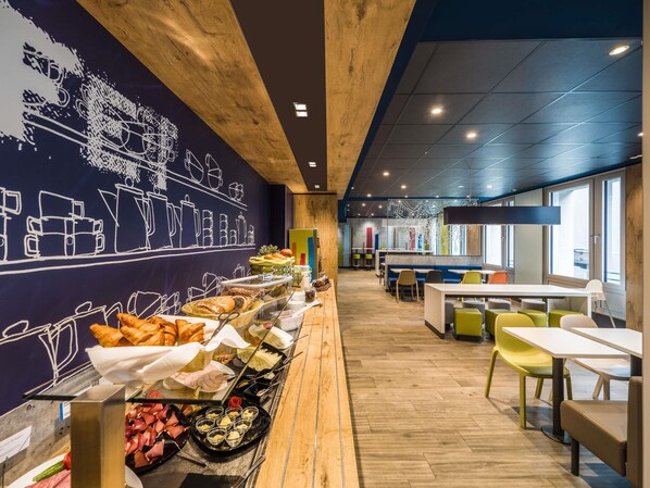 Pequeno-almoço tipo buffet diário mediante uma taxa 