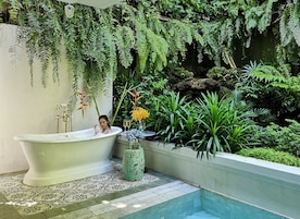 The Waterfall Pool Suite | Roupas de cama premium, frigobar (abastecido com itens grátis)