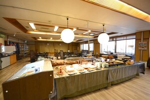 Pequeno-almoço tipo buffet diário (2000 JPY por pessoa) 