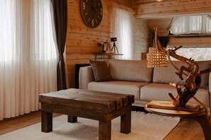 Quarto Deluxe, 1 cama de casal, banheira de hidromassagem | Sala de estar | Televisor LCD de 55 polegadas com canais via satélite, televisor