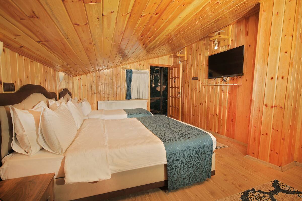 Quarto Design, várias camas, vista para a montanha | Secretária, secretária adequada para computadores portáteis 