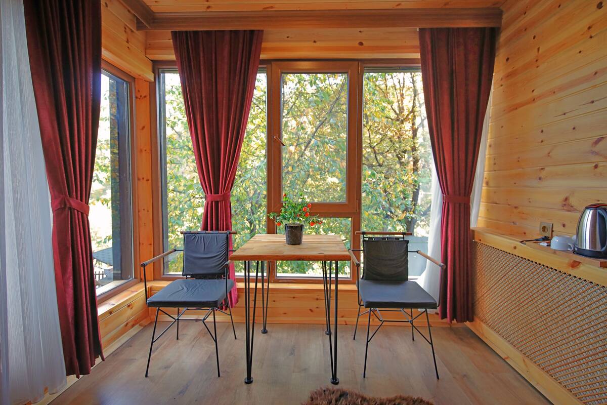 Quarto Duplo Standard, 1 cama de casal, vista para a montanha | Secretária, secretária adequada para computadores portáteis 