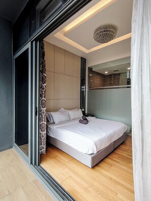 Suíte estúdio luxo, 1 quarto, sacada, vista para a cidade | 2 quartos, roupas de cama premium, espaço de trabalho para notebook