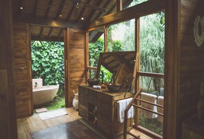 Quarto superior, 1 quarto, vista para a piscina | Banheiro | Banheira e chuveiro separados, banheira de imersão