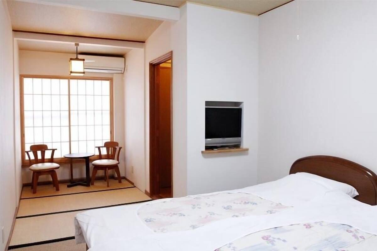 Quarto Deluxe, casa de banho partilhada | Cofre no quarto, secretária