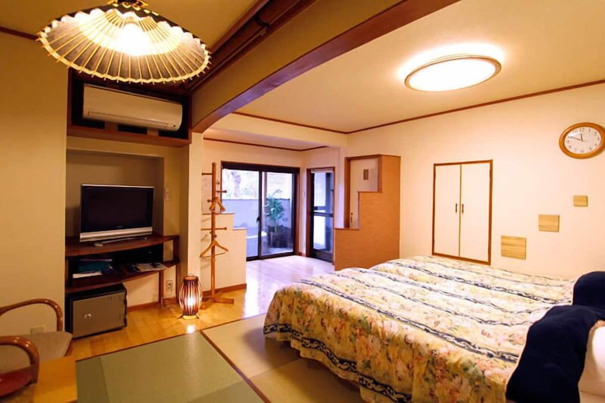 Quarto Twin Deluxe, casa de banho privativa (Japanese Western Style) | Cofre no quarto, secretária