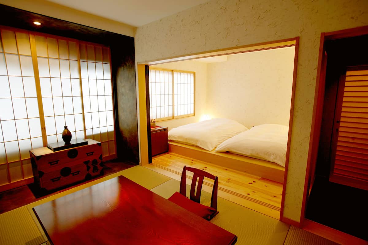 Quarto Superior, casa de banho partilhada (Japanese Western Style) | Cofre no quarto, secretária