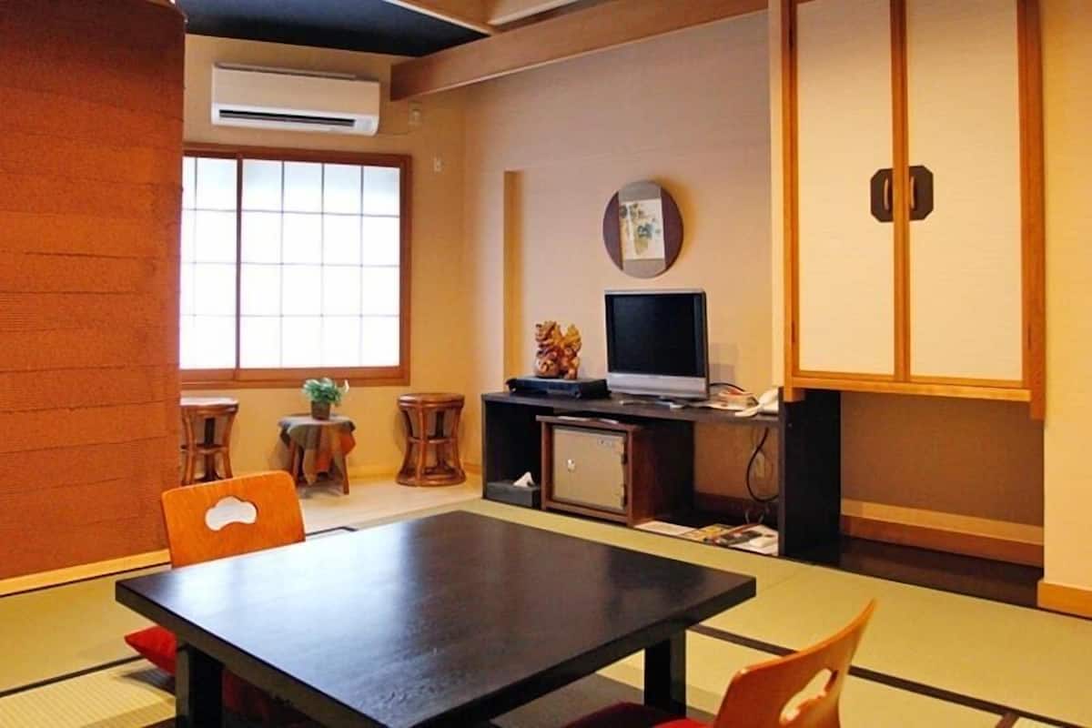 Quarto Económico, casa de banho partilhada (Japanese Style) | Cofre no quarto, secretária