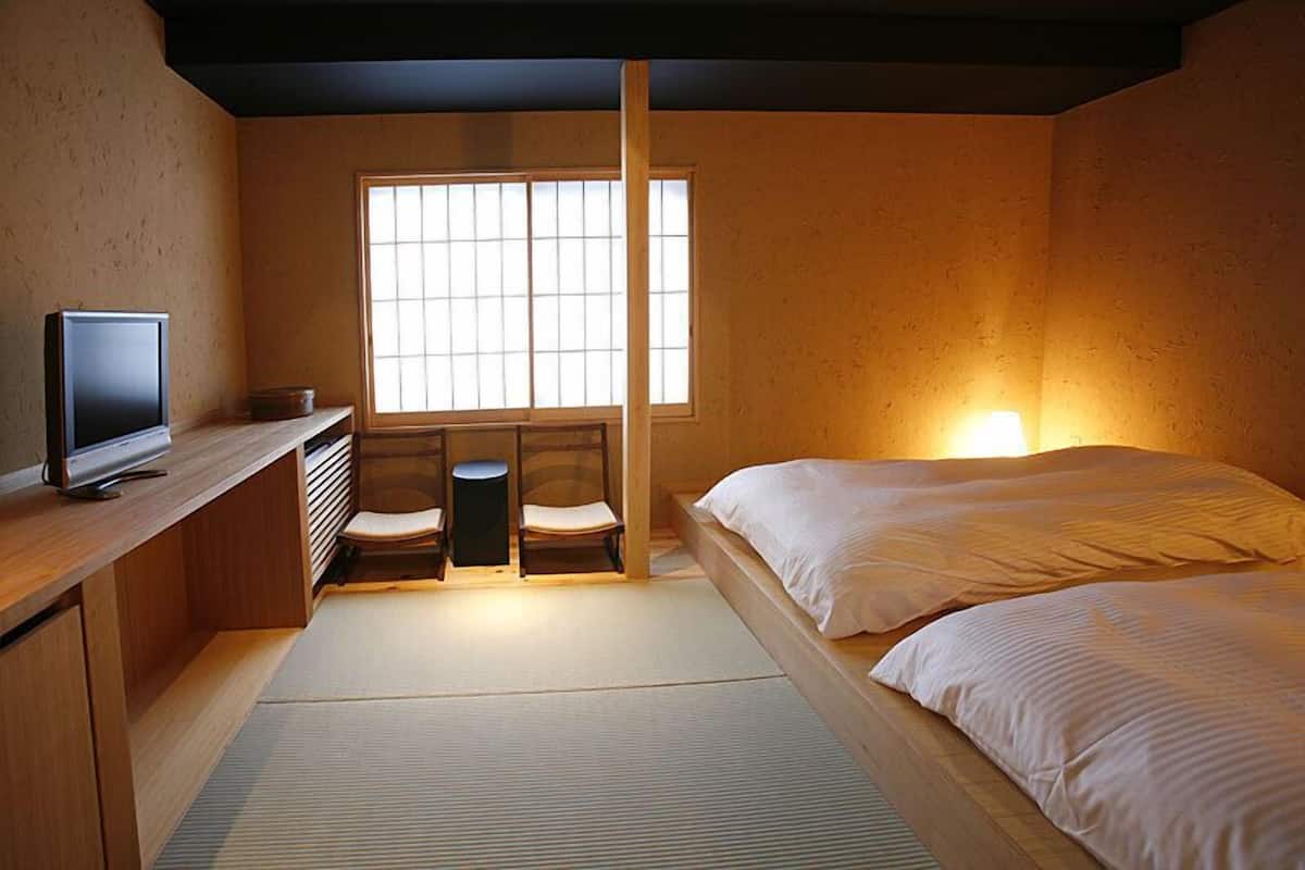 Quarto Twin, casa de banho partilhada (Japanese Western Style) | Cofre no quarto, secretária