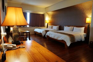 Quarto quádruplo conforto | Escrivaninha, cortinas blackout, Wi-Fi de cortesia