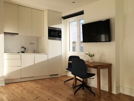 Estúdio Romântico, 1 cama de casal, acessível, Vista para a cidade | Kitchenette privada | Um frigorífico, um micro-ondas, uma placa de cozinha