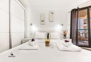 Suíte exclusiva, sacada, vista para o lago | 1 quarto, escrivaninha, espaço de trabalho para notebook