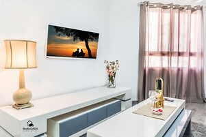 Suíte exclusiva, sacada, vista para o lago | 1 quarto, escrivaninha, espaço de trabalho para notebook