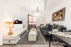 Suíte exclusiva, sacada, vista para o lago | 1 quarto, escrivaninha, espaço de trabalho para notebook