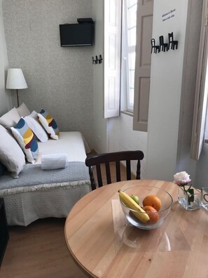 Apartamento superior, 1 cama de casal e sofá-cama | Área de estar | TV de tela plana