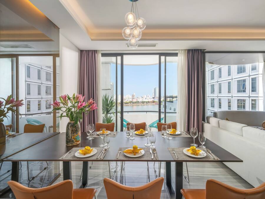 Apartamento com design assinado, 2 quartos, banheira, vista para o rio | Vista para a cidade