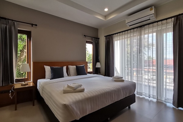 Quarto casal superior | Escrivaninha, cortinas blackout, Wi-Fi de cortesia, roupa de cama