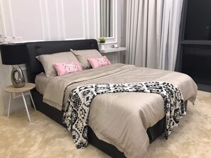 Apartamento luxo, 2 quartos, acesso à piscina | 2 quartos, ferros/tábuas de passar roupa, Wi-Fi de cortesia