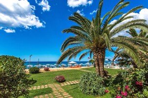 Praia particular, areia branca, espreguiçadeiras, guarda-sóis