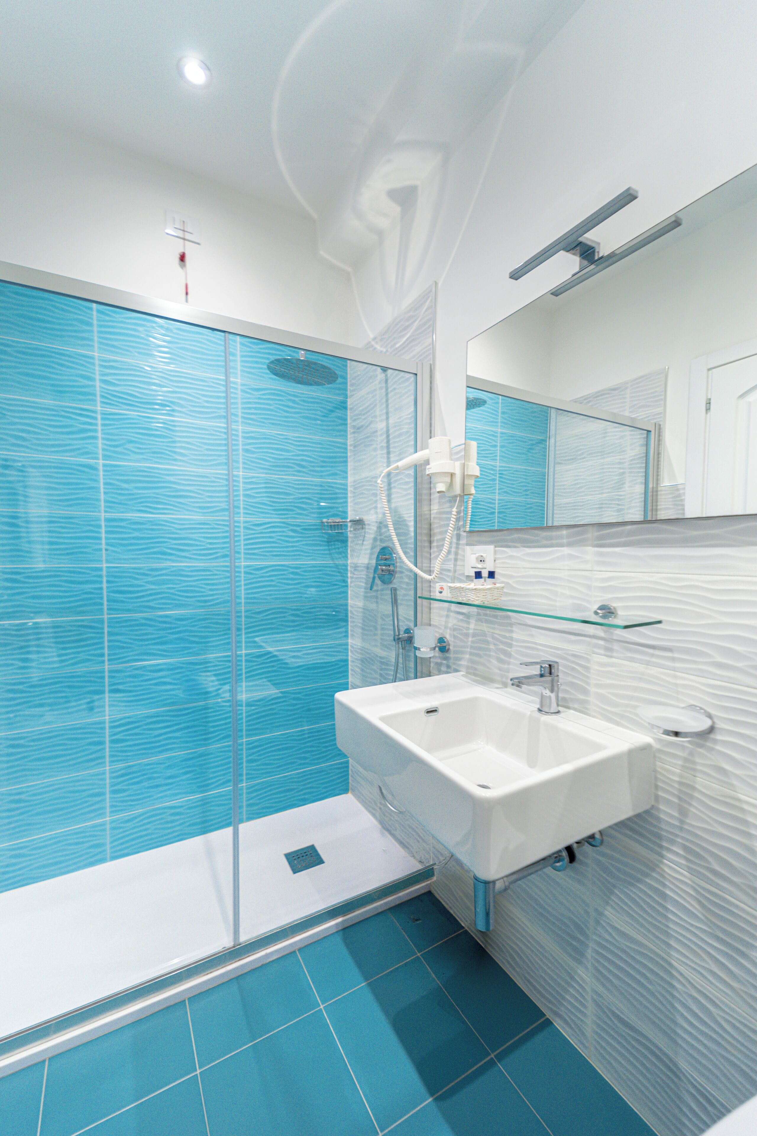 Quarto Duplo Standard, vista para o jardim | Casa de banho | Um polibã, artigos de higiene pessoal grátis, um secador de cabelo 