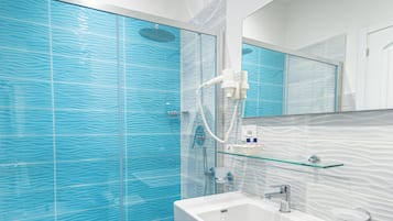 Quarto Duplo Standard, vista para o jardim | Casa de banho | Um polibã, artigos de higiene pessoal grátis, um secador de cabelo