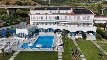 Piscina externa sazonal, guarda-sóis, espreguiçadeiras