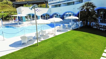 Piscina externa sazonal, guarda-sóis, espreguiçadeiras