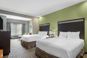 Suite, 2 camas queen-size, não fumadores, frigorífico e micro-ondas (with Single Sofabed) | Secretária, secretária adequada para computadores portáteis 