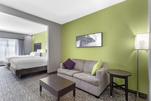 Suíte, 2 camas Queen, acessível, geladeira e micro-ondas (with Single Sofabed) | Escrivaninha, espaço de trabalho para notebook