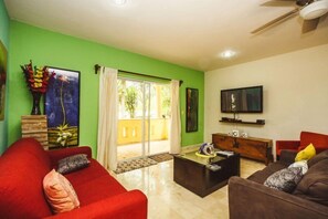 Condo exclusivo, 2 quartos | Sala de estar | TV de tela plana 50 polegadas com canais a cabo, TV de plasma