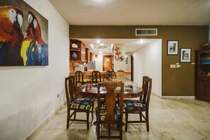 Condo exclusivo, 2 quartos | Opções para refeição no quarto