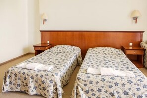 Quarto Duplo Standard | Minibar, secretária, ferro/tábua de engomar, roupa de cama fornecida