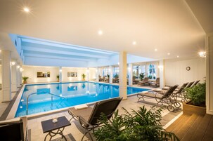 Piscina interna, funciona das 8h às 20h, espreguiçadeiras