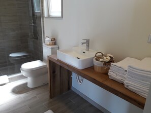 Apartamento Familiar, 2 quartos, vista para o lago | Casa de banho | Um polibã, artigos de higiene pessoal grátis, um secador de cabelo 