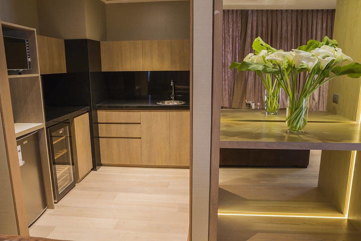 Edredões de penas, camas de colchão Select Comfort, minibar 