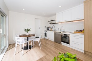 Casa Comfort, 3 quartos | Cozinha privada | Um frigorífico/congelador grande, um micro-ondas, um forno 