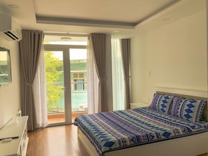 Estúdio júnior, 1 cama de casal, para não fumantes, vista para a cidade | Escrivaninha, ferros/tábuas de passar roupa, Wi-Fi de cortesia
