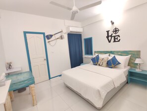 Um quarto moderno com cama, escrivaninha e ventilador de teto.